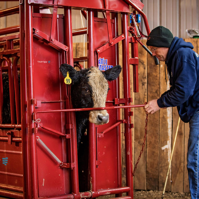 Tarter Cattlemaster Series 6 Squeeze Chute with Manual Headgate
